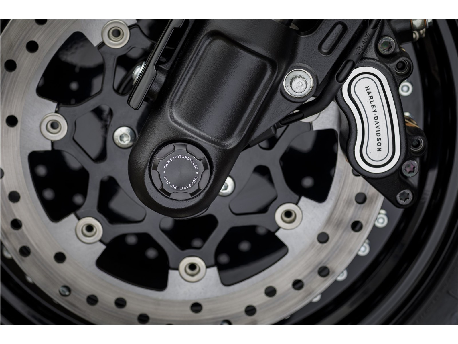Rick's Motorcycles Softail Fat Bob M8 Front Axle Cover