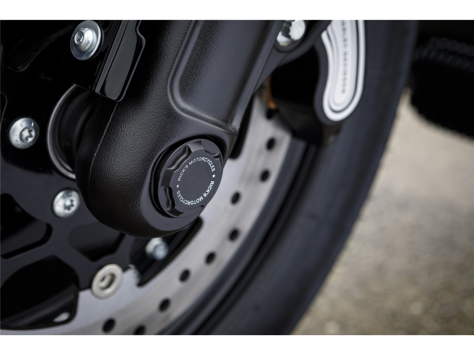 Rick's Motorcycles Softail Fat Bob M8 Front Axle Cover