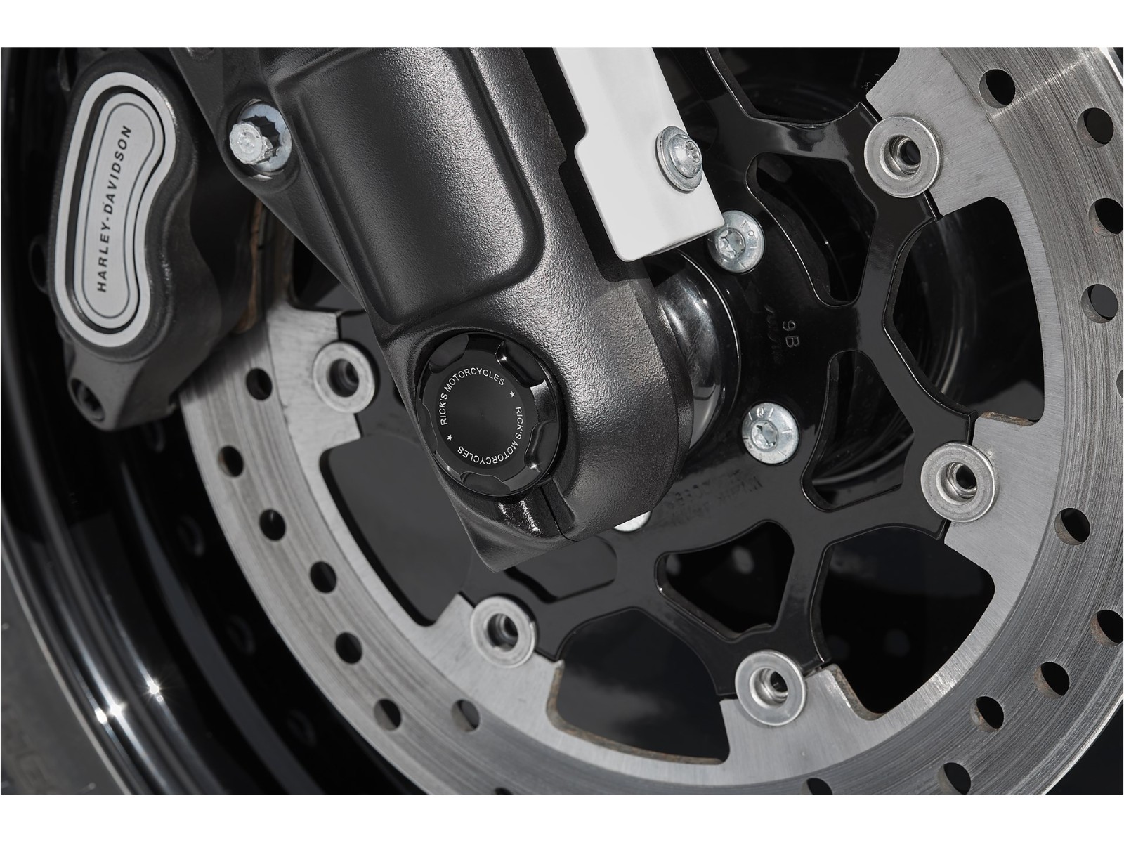 Rick's Motorcycles Softail Fat Bob M8 Front Axle Cover