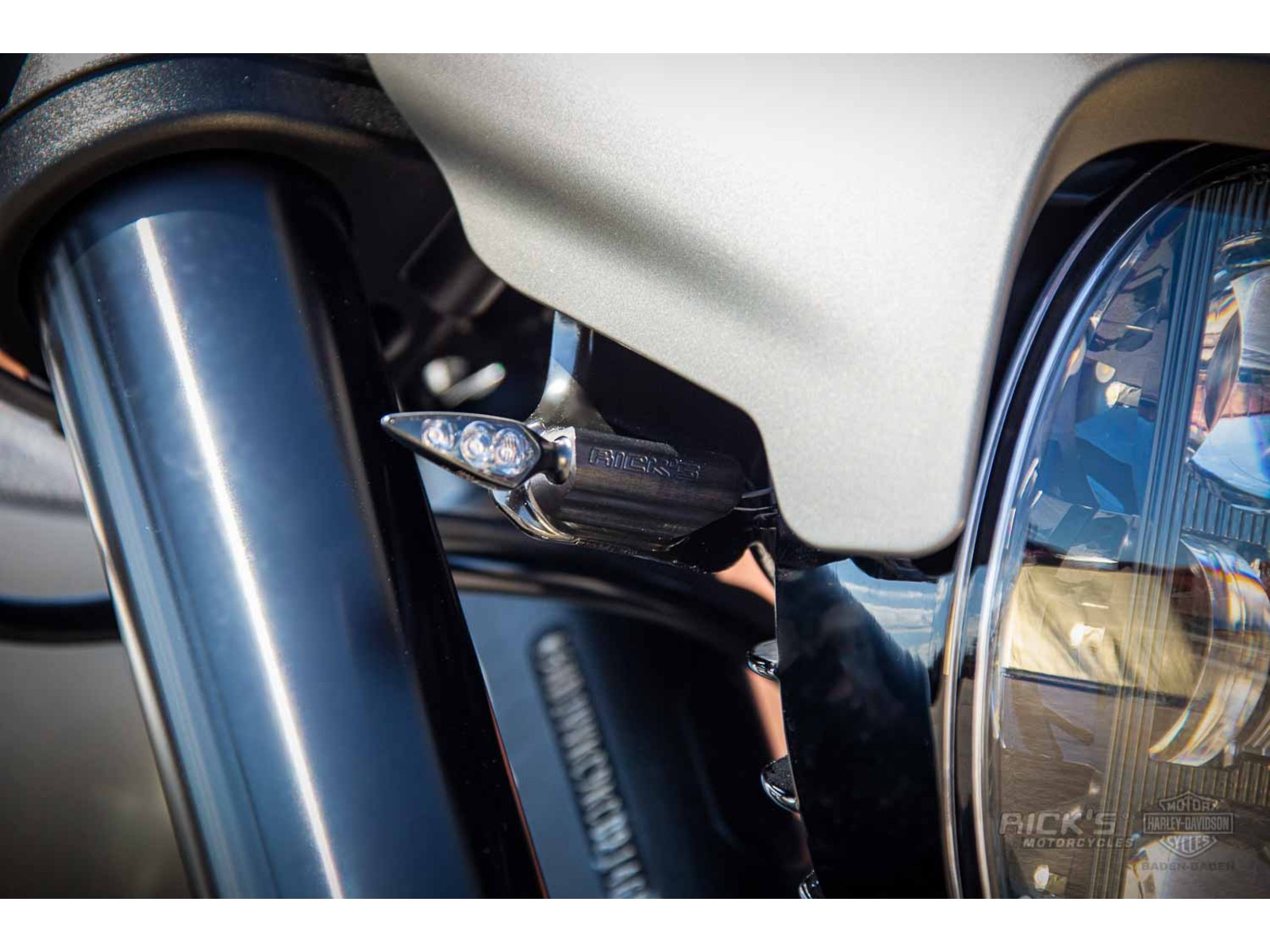 Rick's Motorcycles front indicator bracket, Softail FXDR