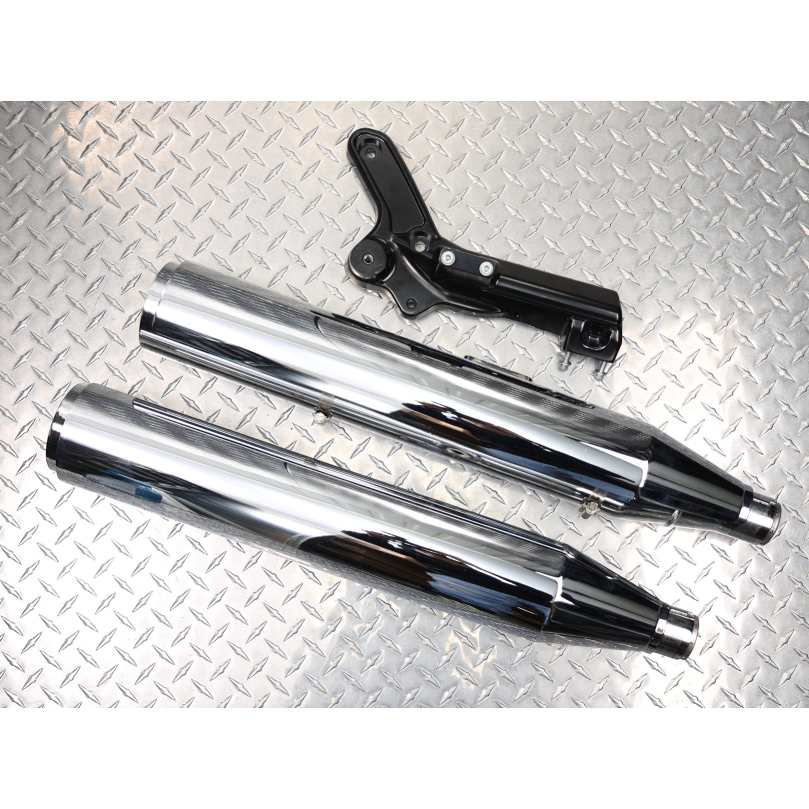 Fat Boy/Breakout exhaust + heat shield + bracket 64900458